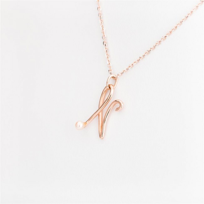 Letter N pendant made of 18-carat rose gold with natural pearl. Le