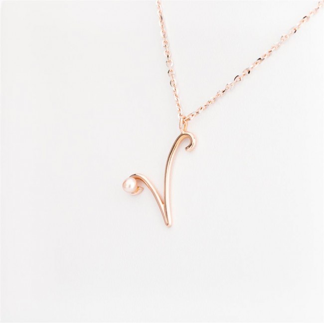 Letter V pendant made of 18-carat rose gold with natural pearl. Le
