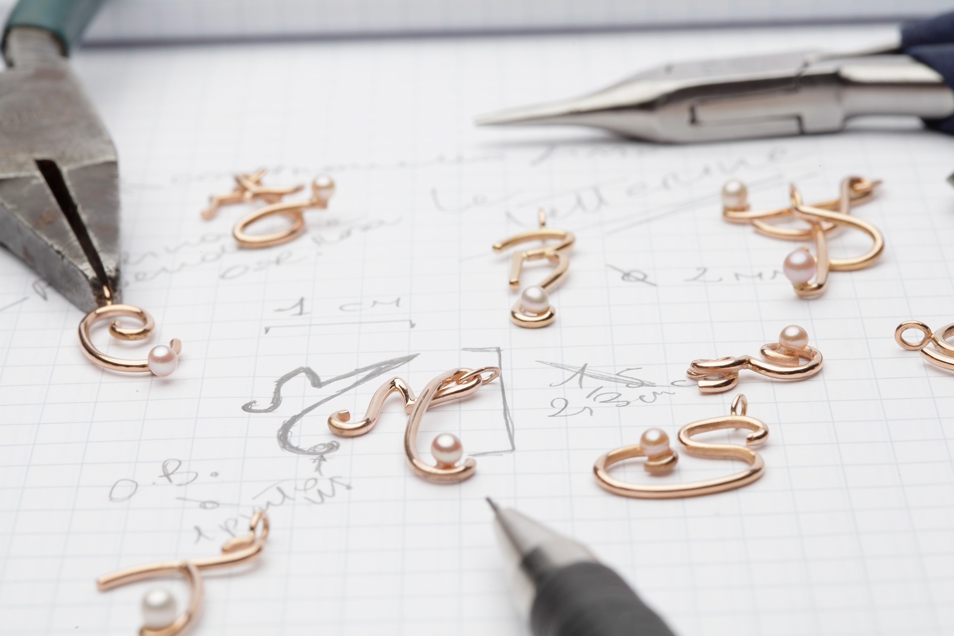 Letter S pendant made of 18-carat rose gold with natural pearl. Le