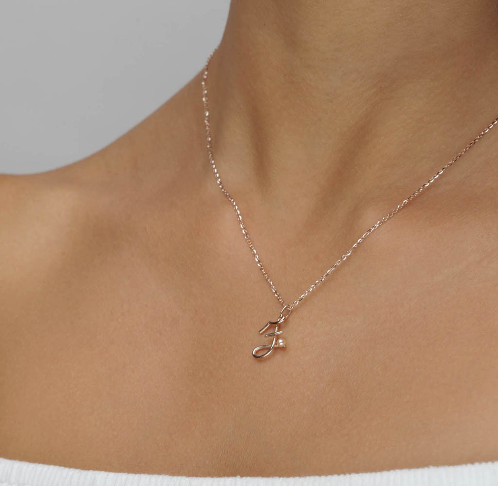 Letter H pendant made of 18-carat rose gold with natural pearl. Le