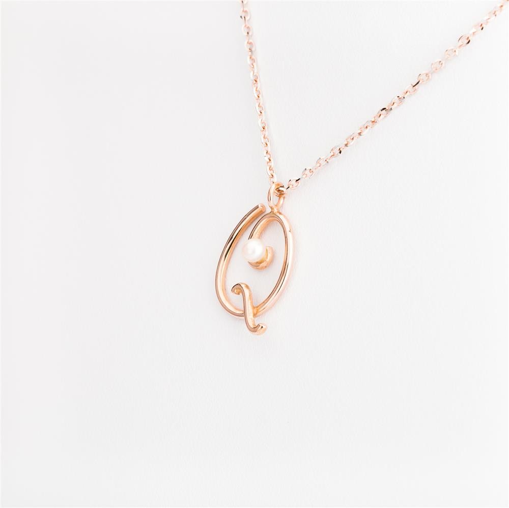 Letter Q pendant made of 18-carat rose gold with natural pearl. Le